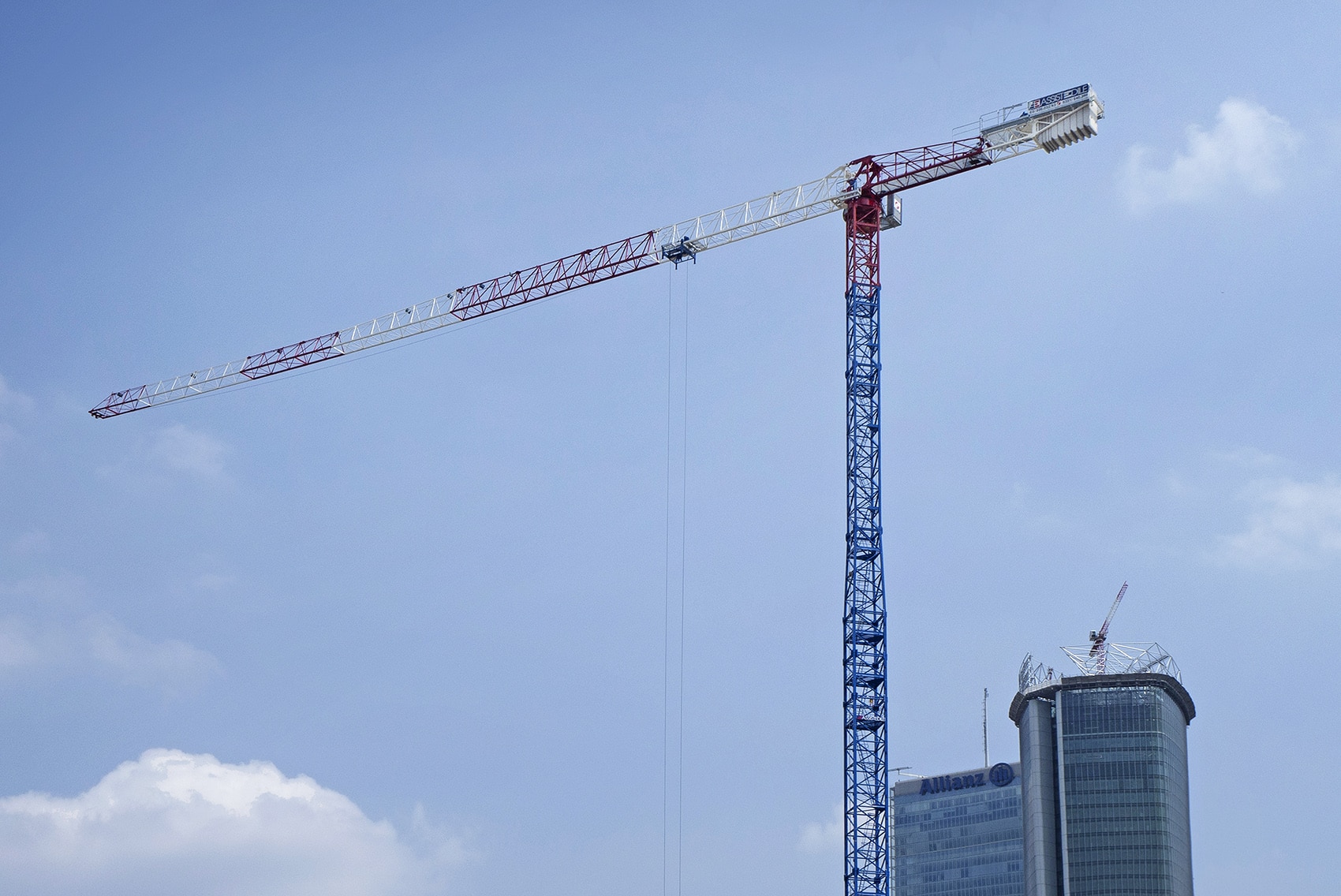 Assistedile erects first Raimondi MRT234 tower crane in Italy - Raimondi