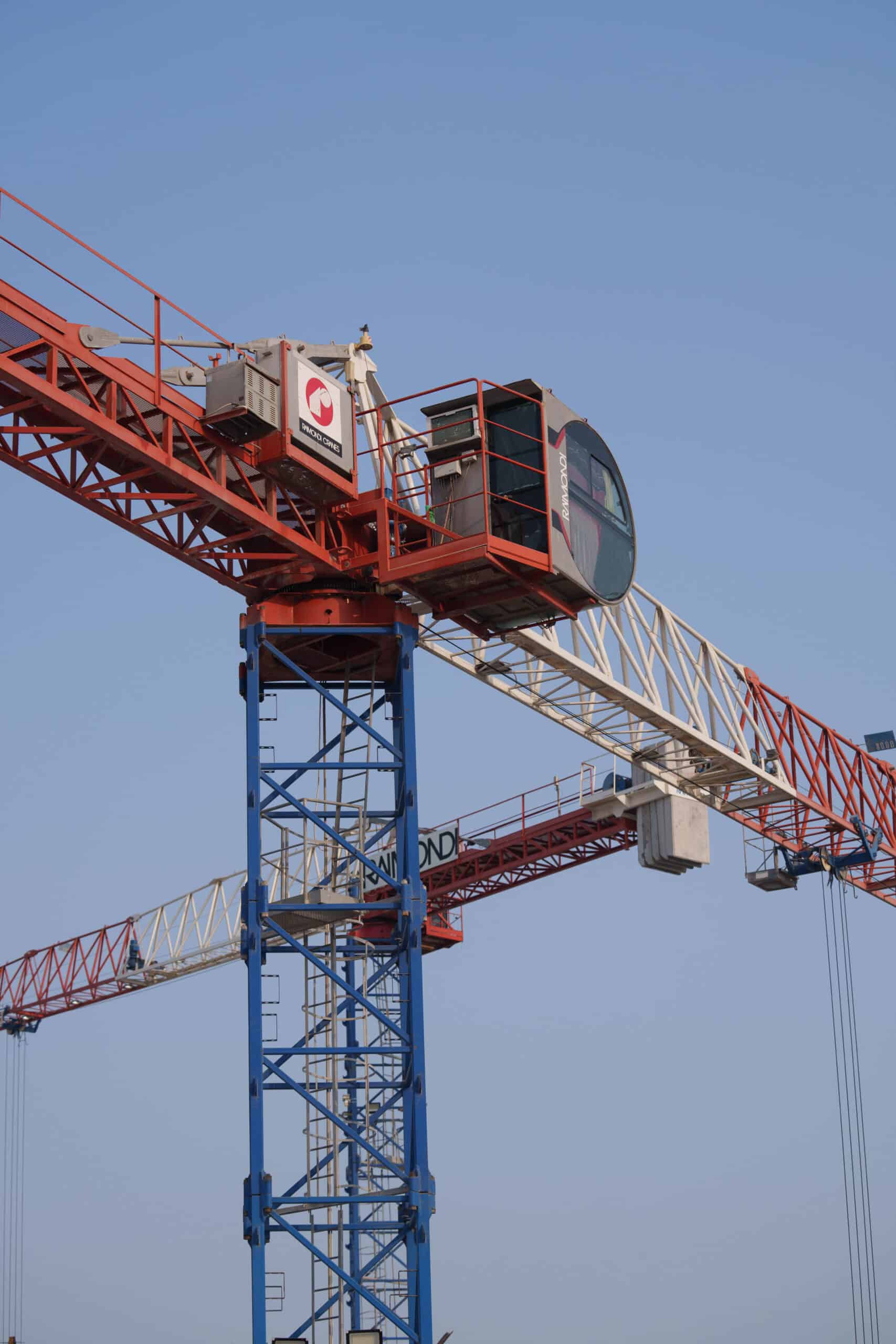 Raimondi Middle East installs four MRT111 topless tower cranes in Dubai ...